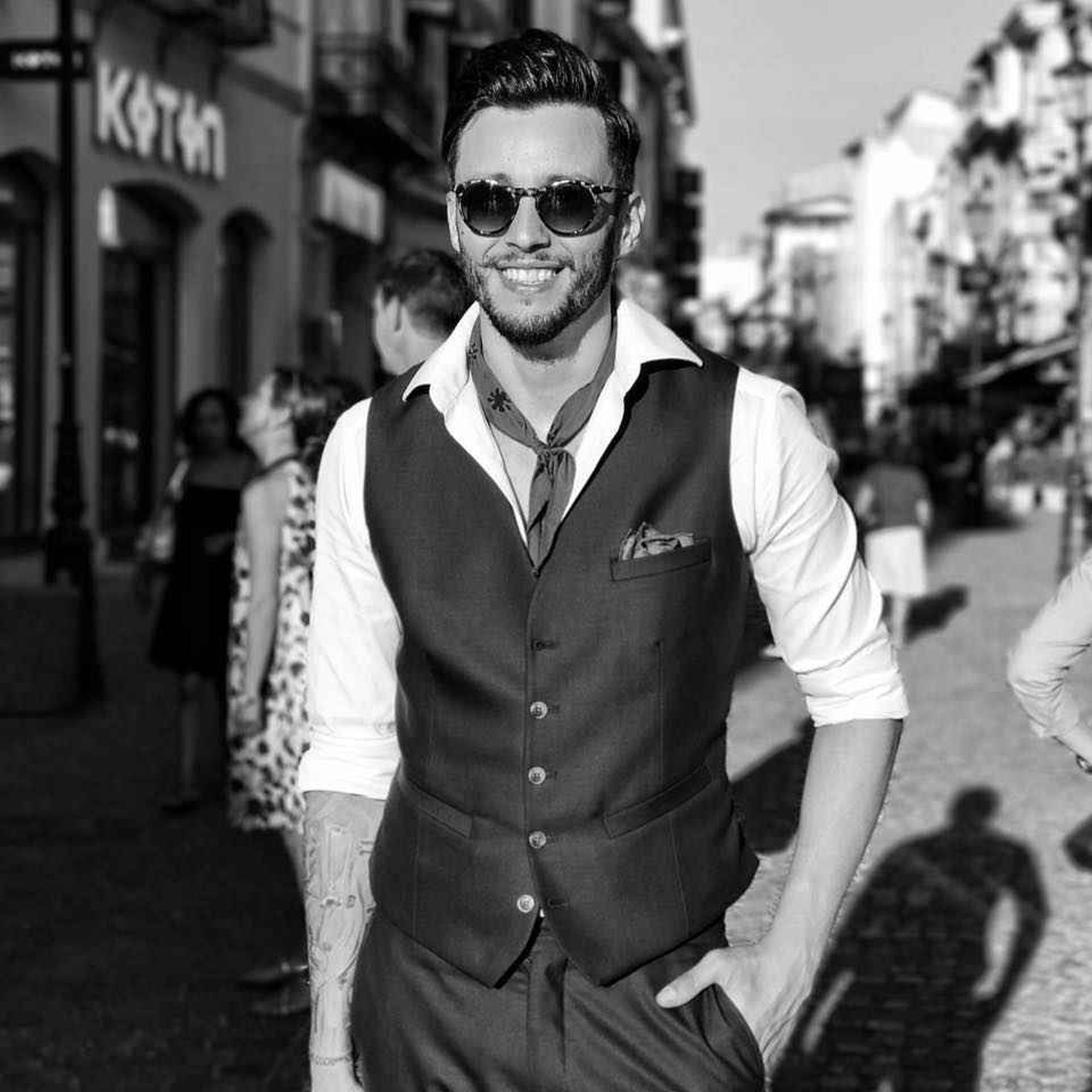 Profil de artist - Razvan Radu, fashion designer